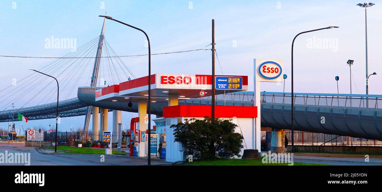 Exxon gas petrol station self service hi-res stock photography and ...
