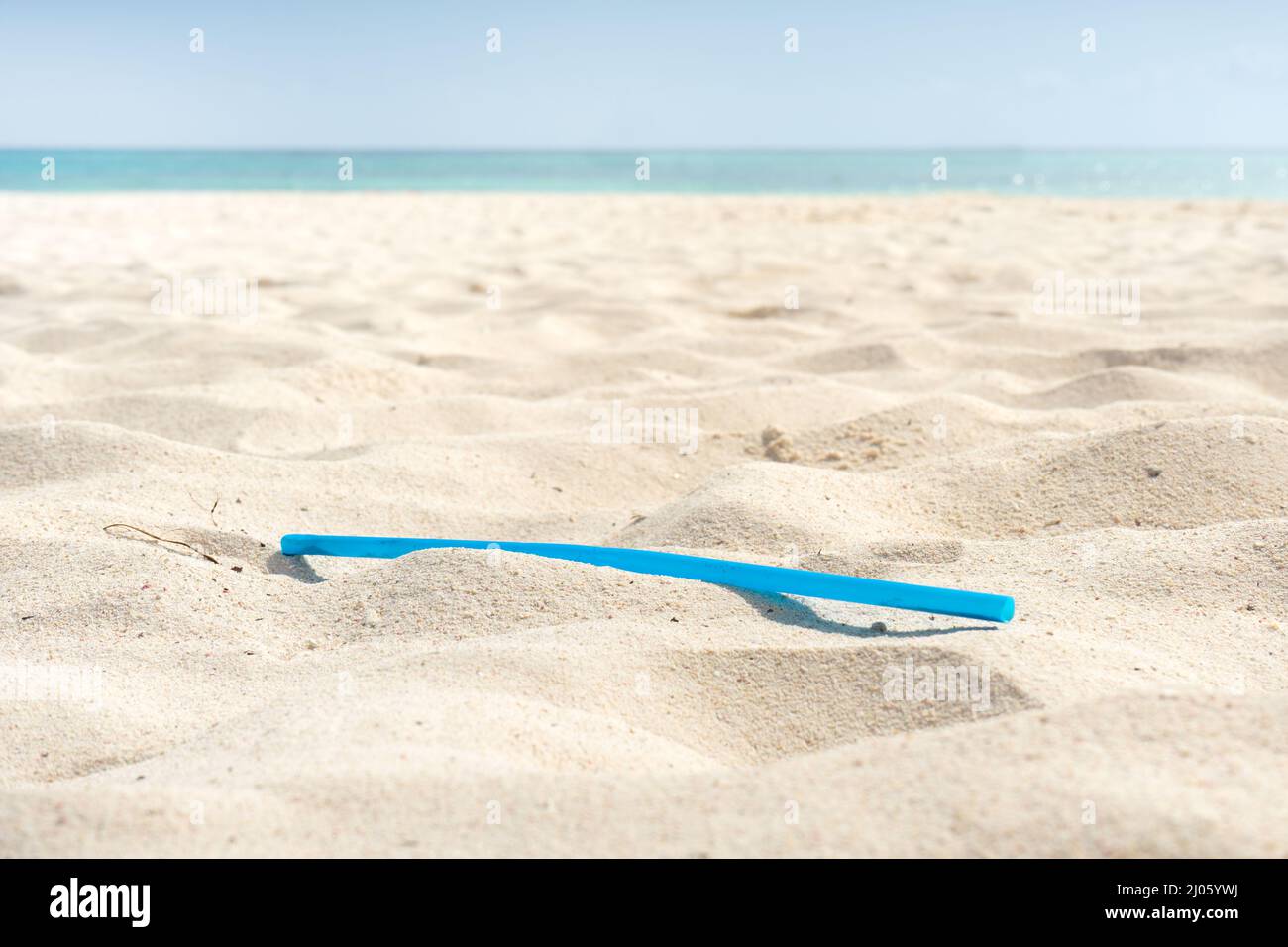 Beach straw trash hi-res stock photography and images - Alamy