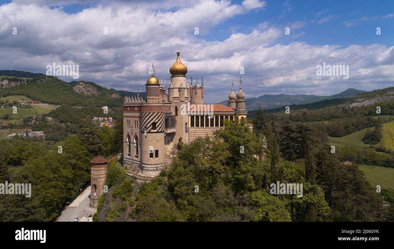 rocchetta mattei immersa nelle colline bolognesi Stock Photo - Alamy