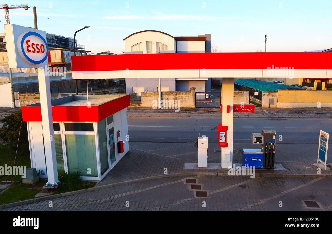 Exxon gas petrol station self service hi-res stock photography and images - Alamy