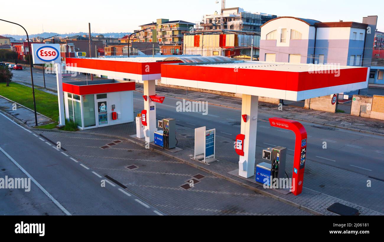 Self service esso gas station hi-res stock photography and images - Alamy