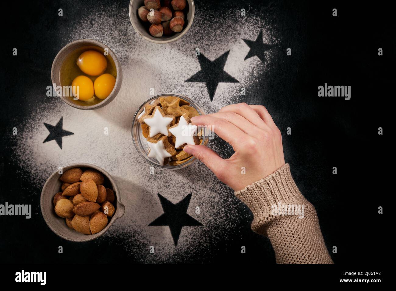 Scattered flour hi-res stock photography and images - Alamy