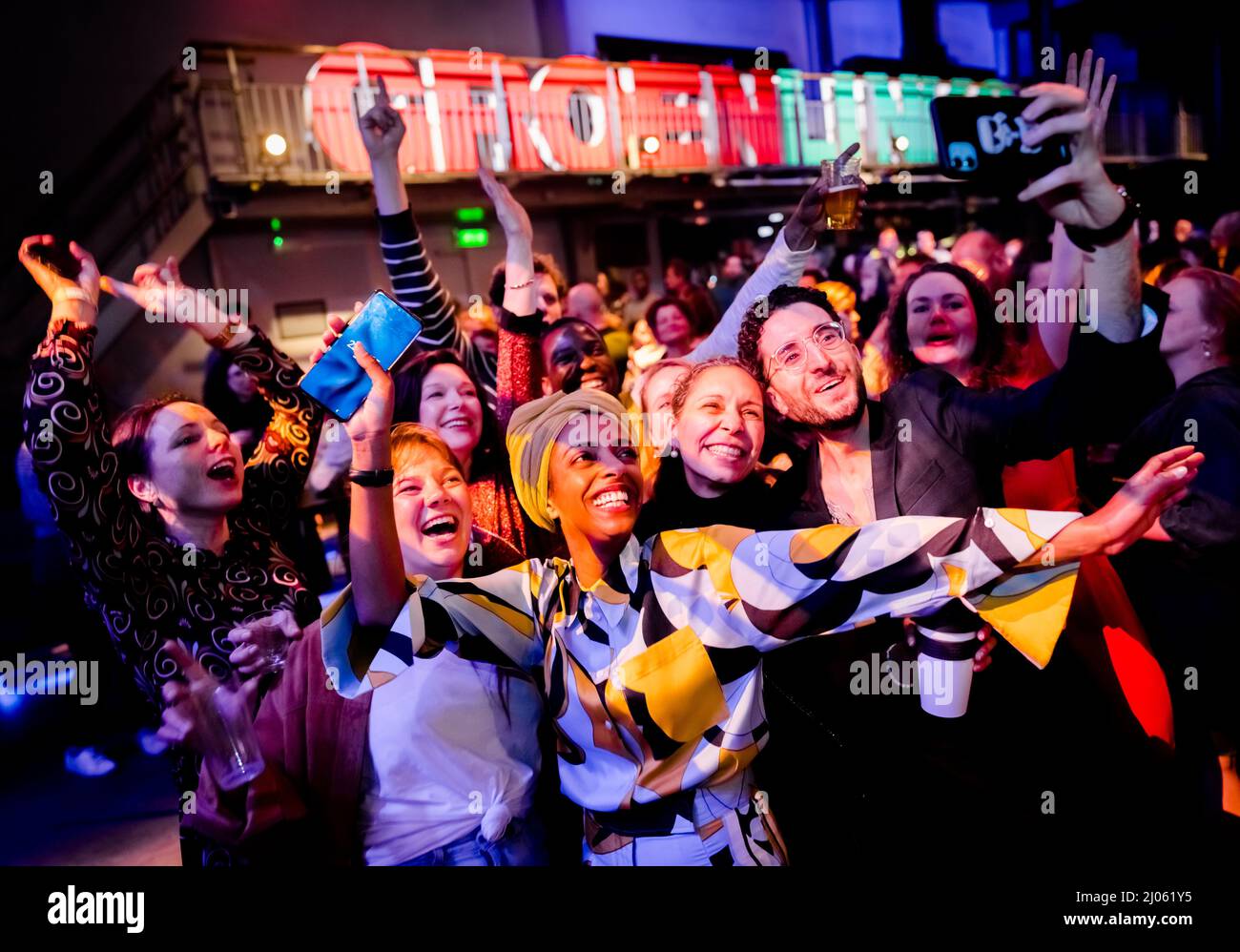 AMSTERDAM - Partijleden van GroenLinks volgen de uitslagen van de ...