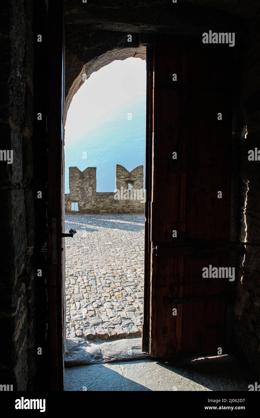 Facade view open door hi-res stock photography and images - Alamy