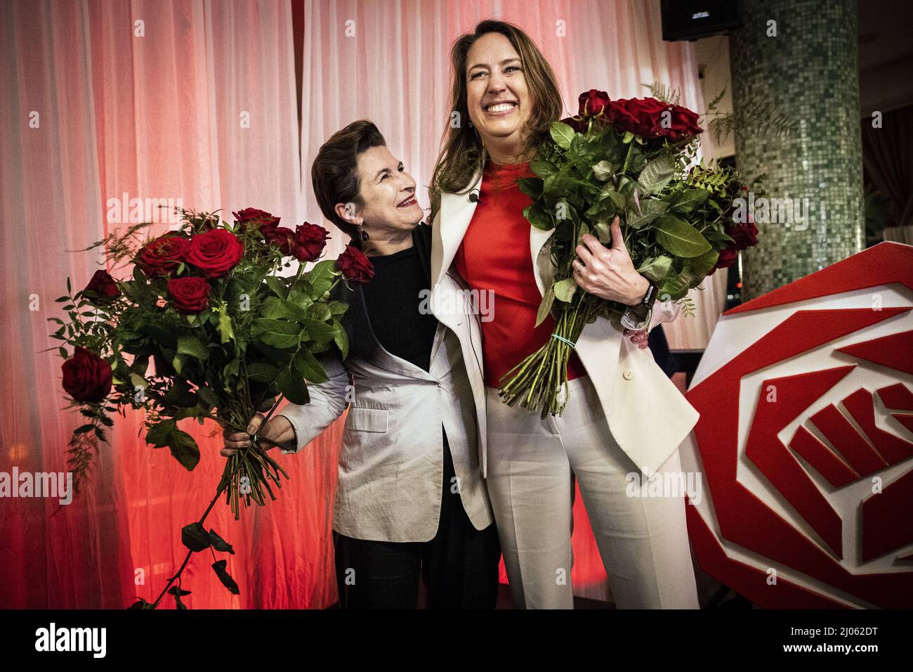 AMSTERDAM - PvdA-lijsttrekker Marjolein Moorman van Amsterdam (r) en ...