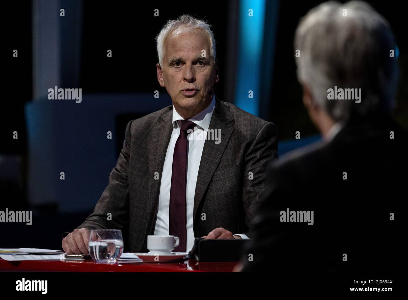 NIEUWEGEIN - Ron Fresen tijdens de uitslagenavond van de NOS. Tijdens ...