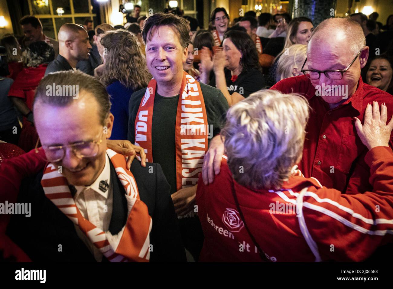 AMSTERDAM - Partijleden van PvdA volgen de uitslagen van de ...