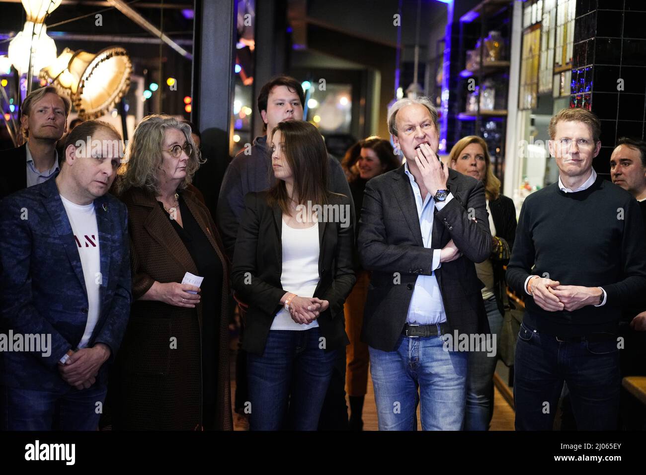 DEN HAAG - Partijleden van het VVD volgen de uitslagen van de ...