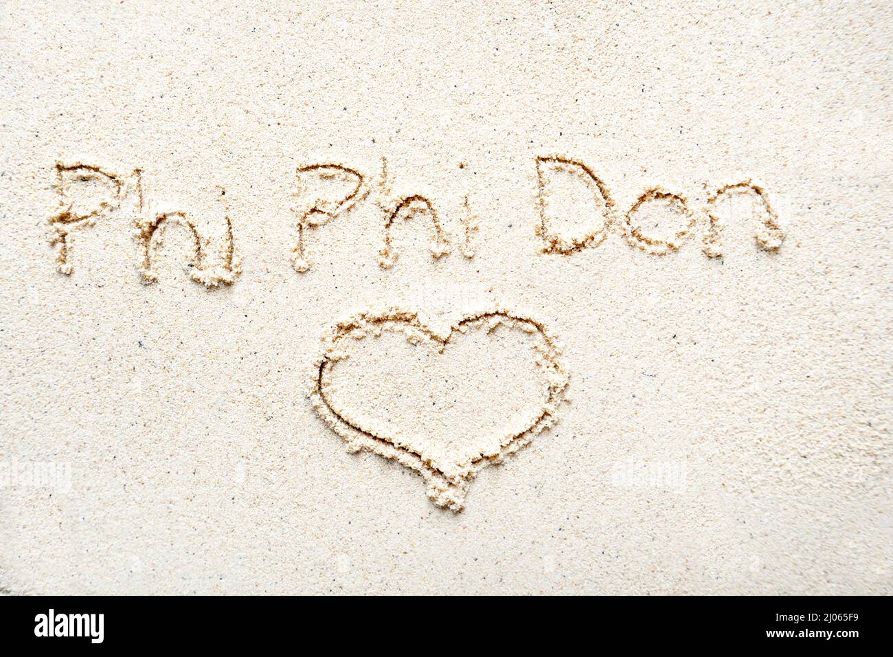 Handwriting words "Phi phi don" on sand of beach Stock Photo - Alamy