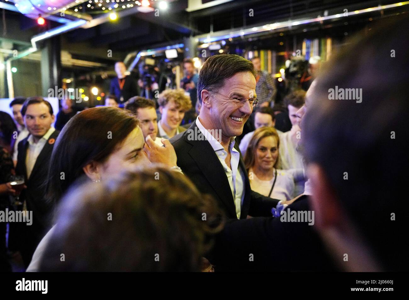 DEN HAAG - VVD-lijsttrekker Mark Rutte reageert in Brouwerij De Paerl ...
