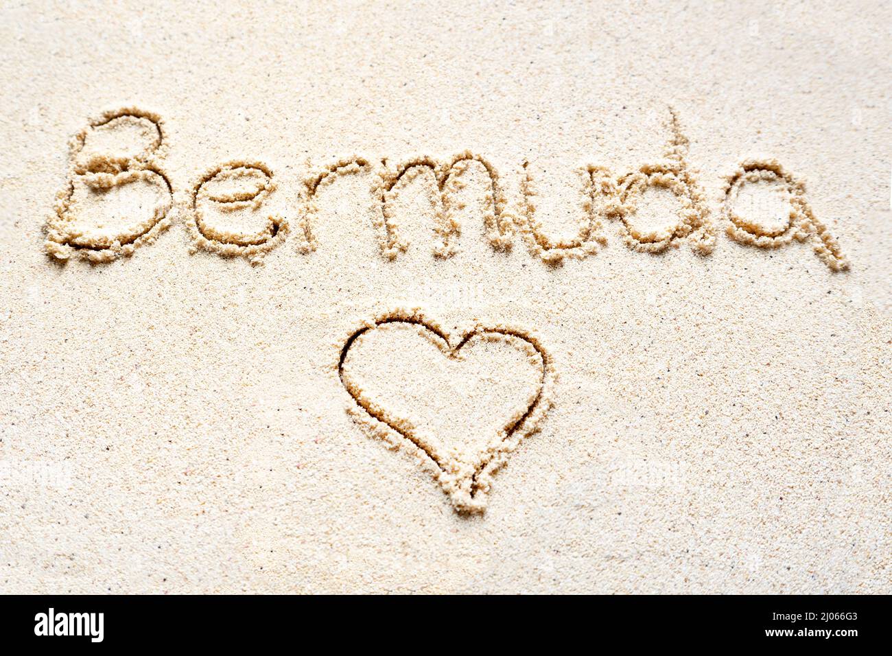 Handwriting words "Bermuda" on sand of beach Stock Photo - Alamy