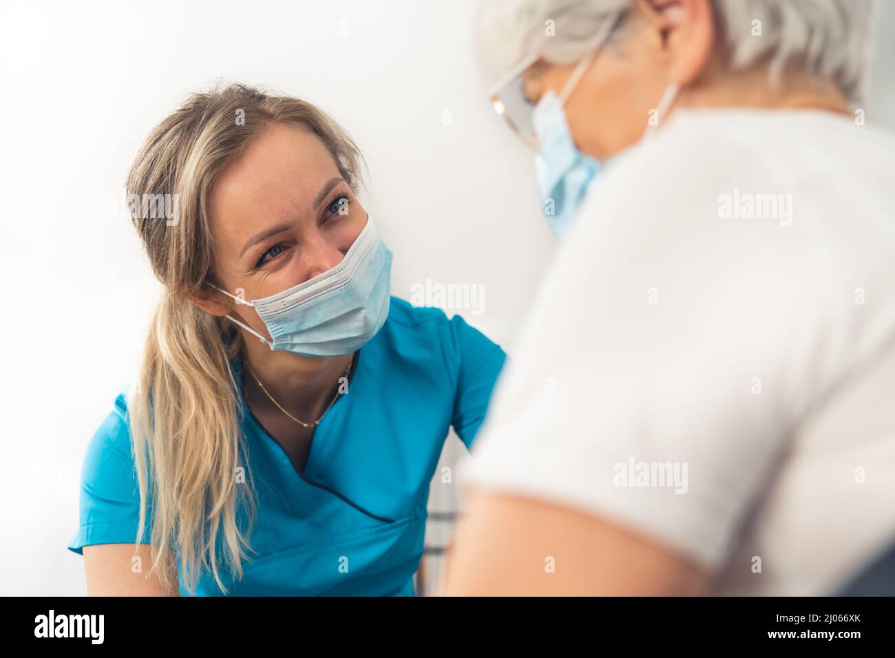 Healthcare workers hugging hi-res stock photography and images - Alamy