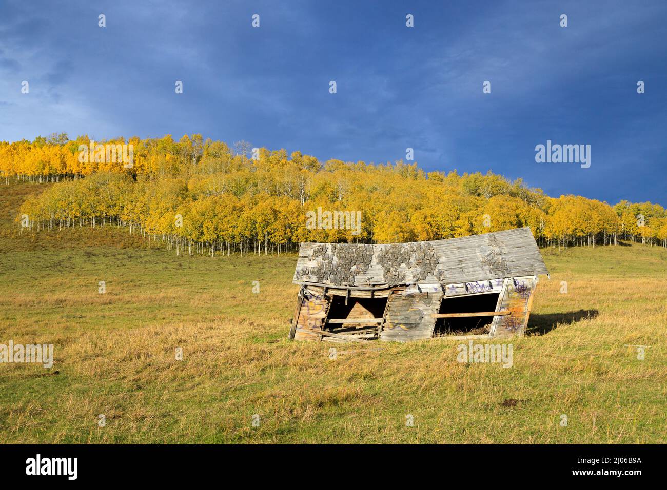 Old house on the prairies hi-res stock photography and images - Alamy