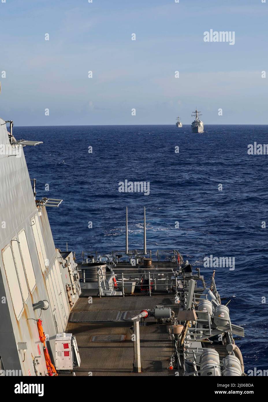 Guided missile destroyers uss higgins ddg 76 hi-res stock photography ...