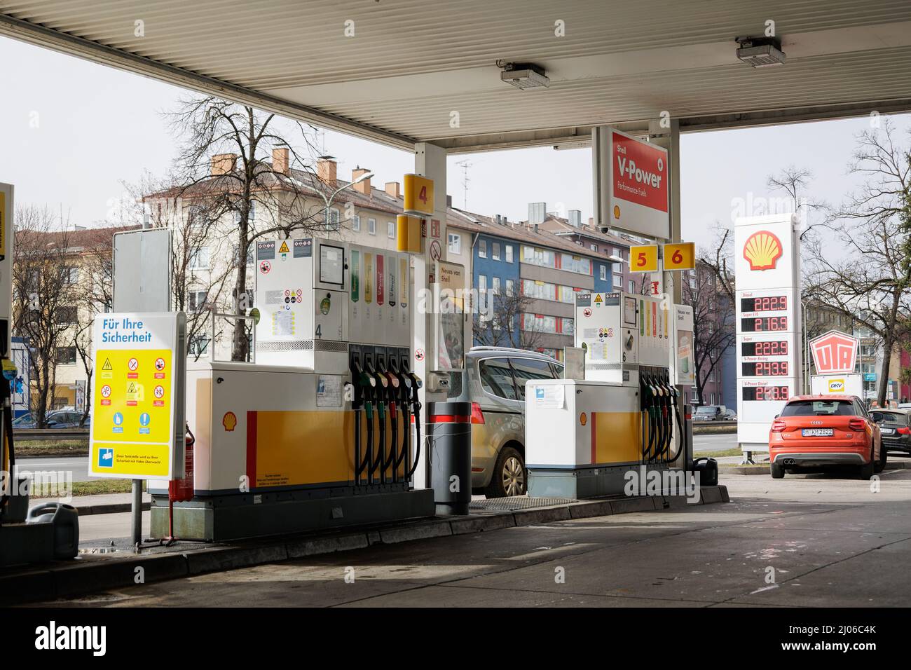 Munich, Germany. 16th Mar, 2022. A petrol station in Munich, Germany ...