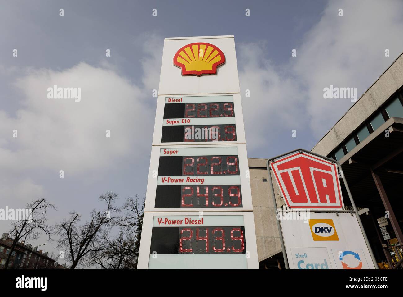 Super shell gasoline hi-res stock photography and images - Alamy