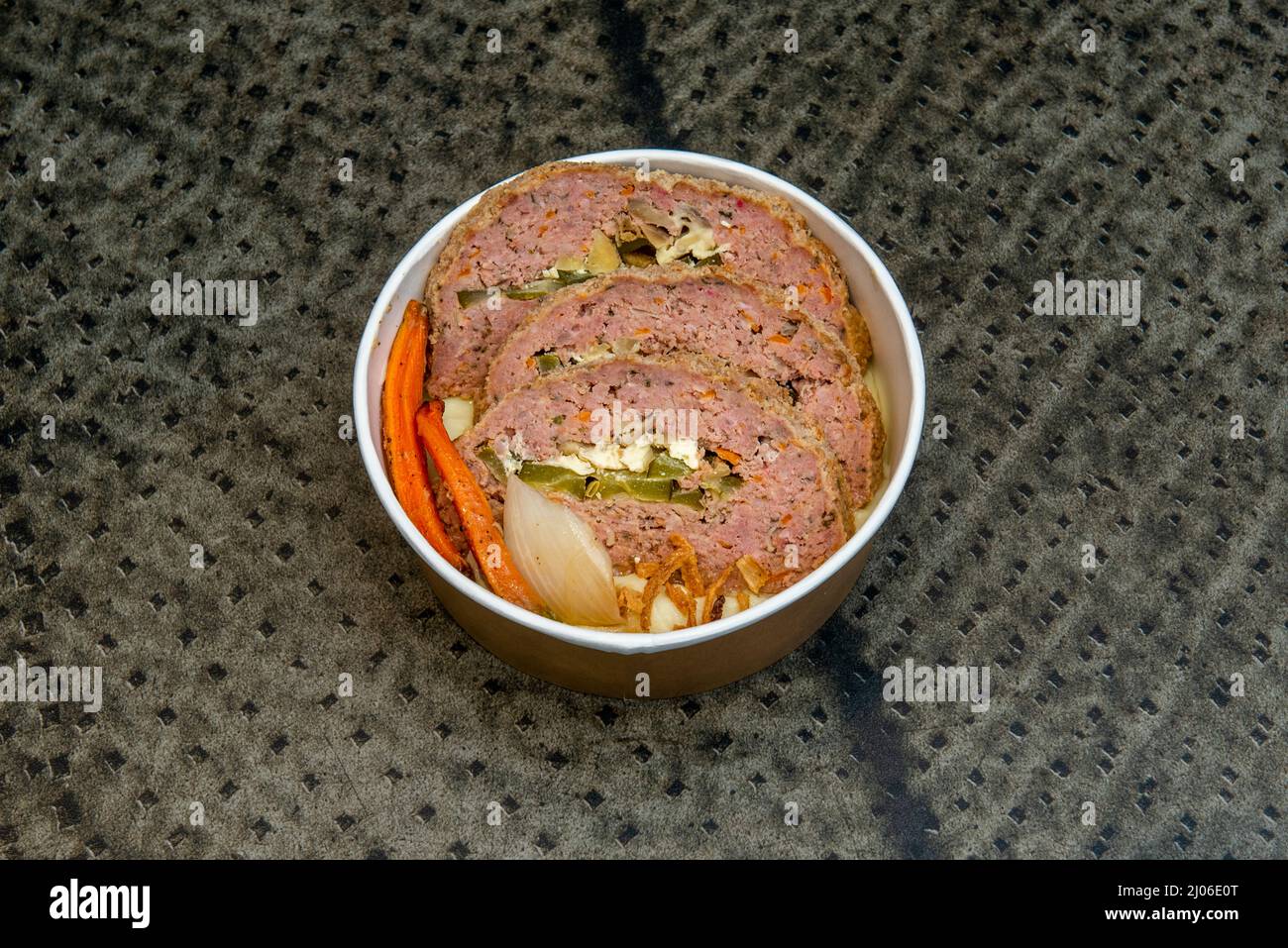 Delicious veal roll stuffed with the ingredients that we like the most ...
