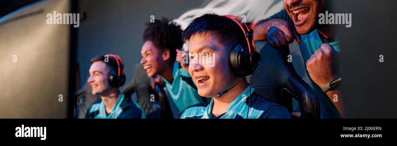 Young Asian man gaming with his friends in cyber club Stock Photo - Alamy