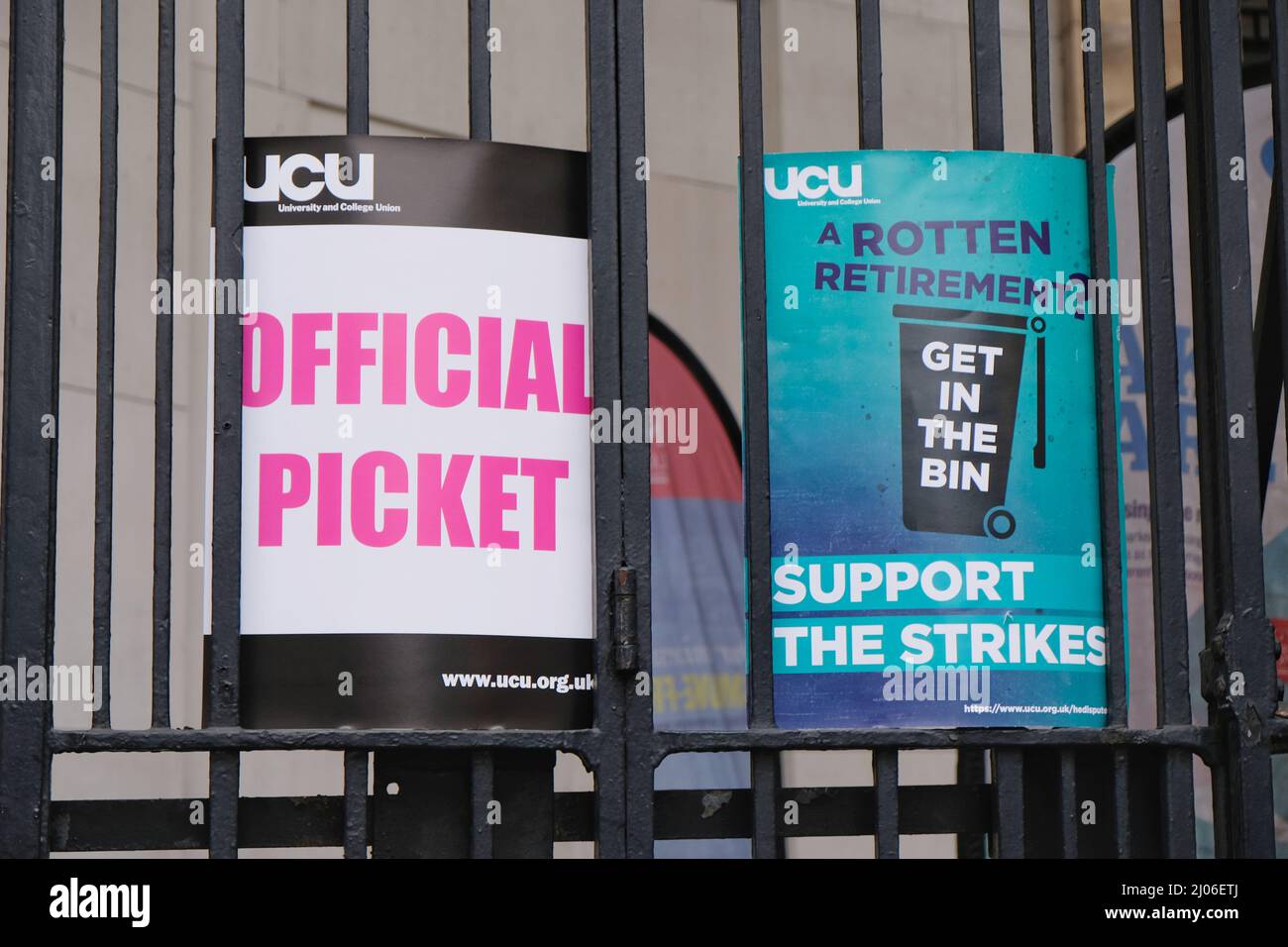 Strike picket sign hi-res stock photography and images - Alamy