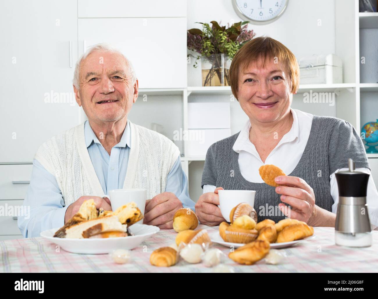 Man and wife entertaining hi-res stock photography and images - Alamy