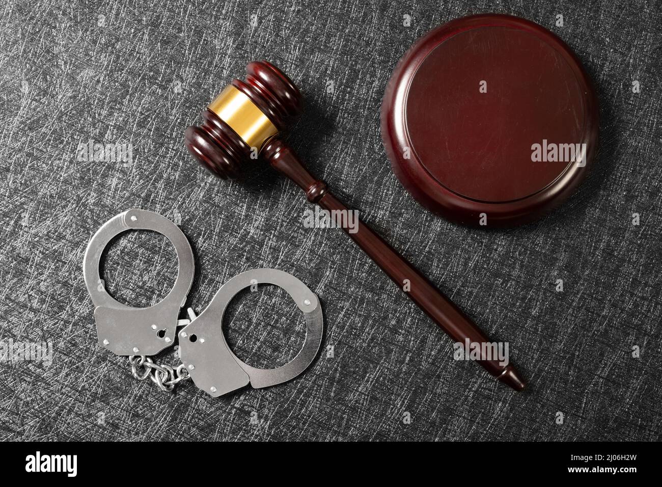 top view gavel and handcuffs Stock Photo - Alamy