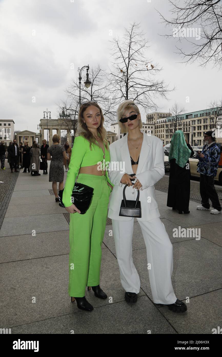 Elisa Schattenberg und Mareike Beluga bei der Anja Gockel Fashion Show 'Weltgewand(t)' auf der ...