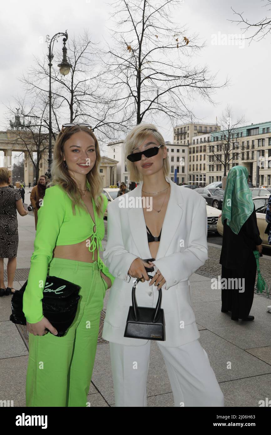 Elisa Schattenberg und Mareike Beluga bei der Anja Gockel Fashion Show 'Weltgewand(t)' auf der ...