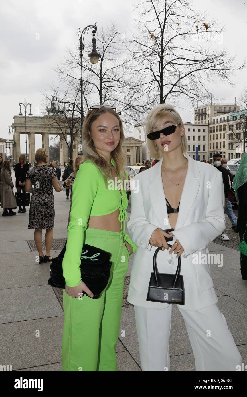 Elisa Schattenberg und Mareike Beluga bei der Anja Gockel Fashion Show 'Weltgewand(t)' auf der ...
