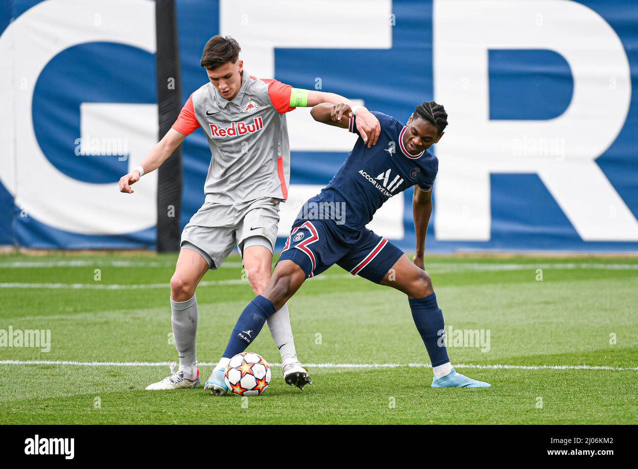 Lukas Wallner of RB Salzburg and Sekou Yansane of PSG during the UEFA ...
