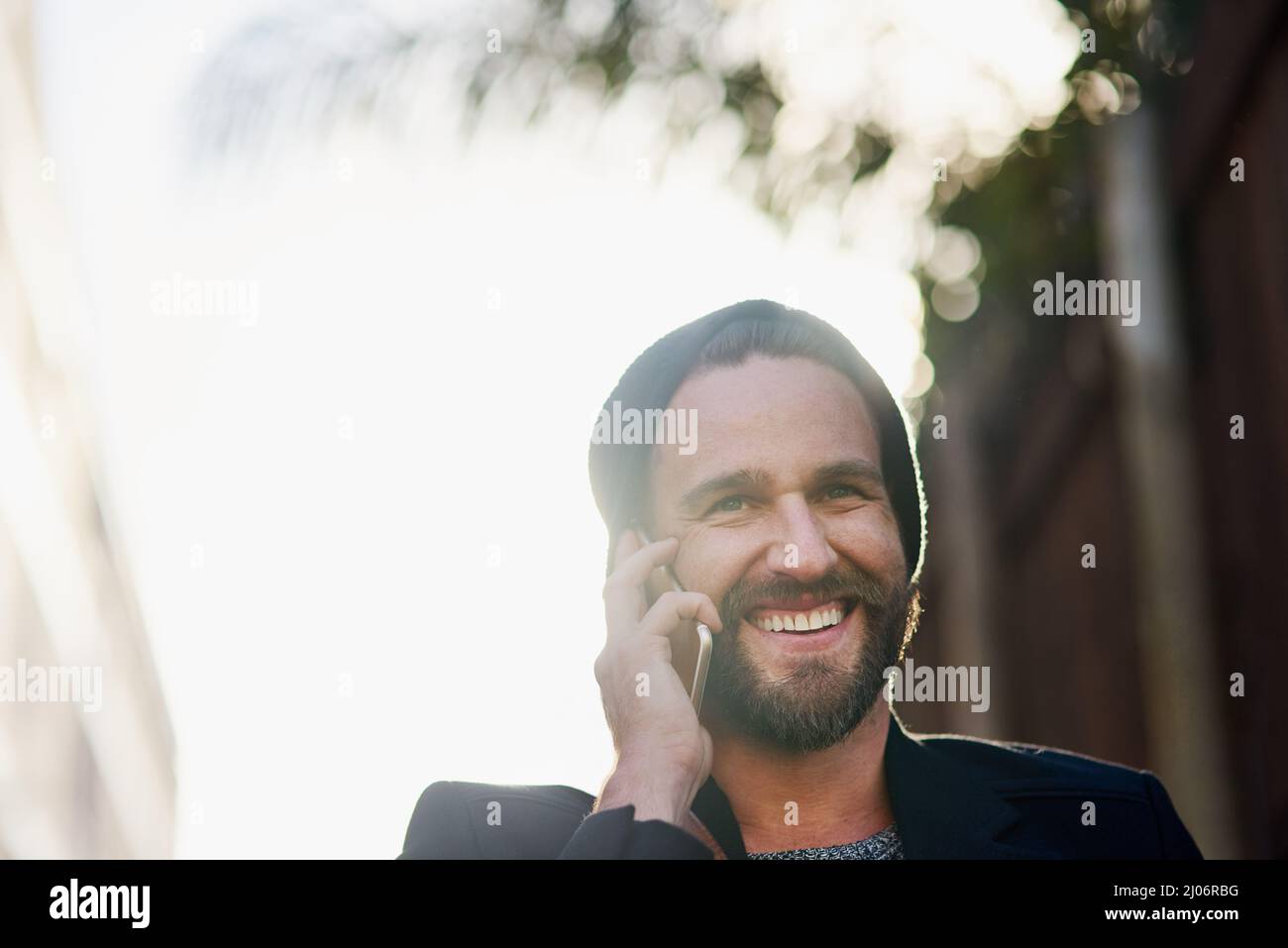 Man looking around corner hi-res stock photography and images - Alamy
