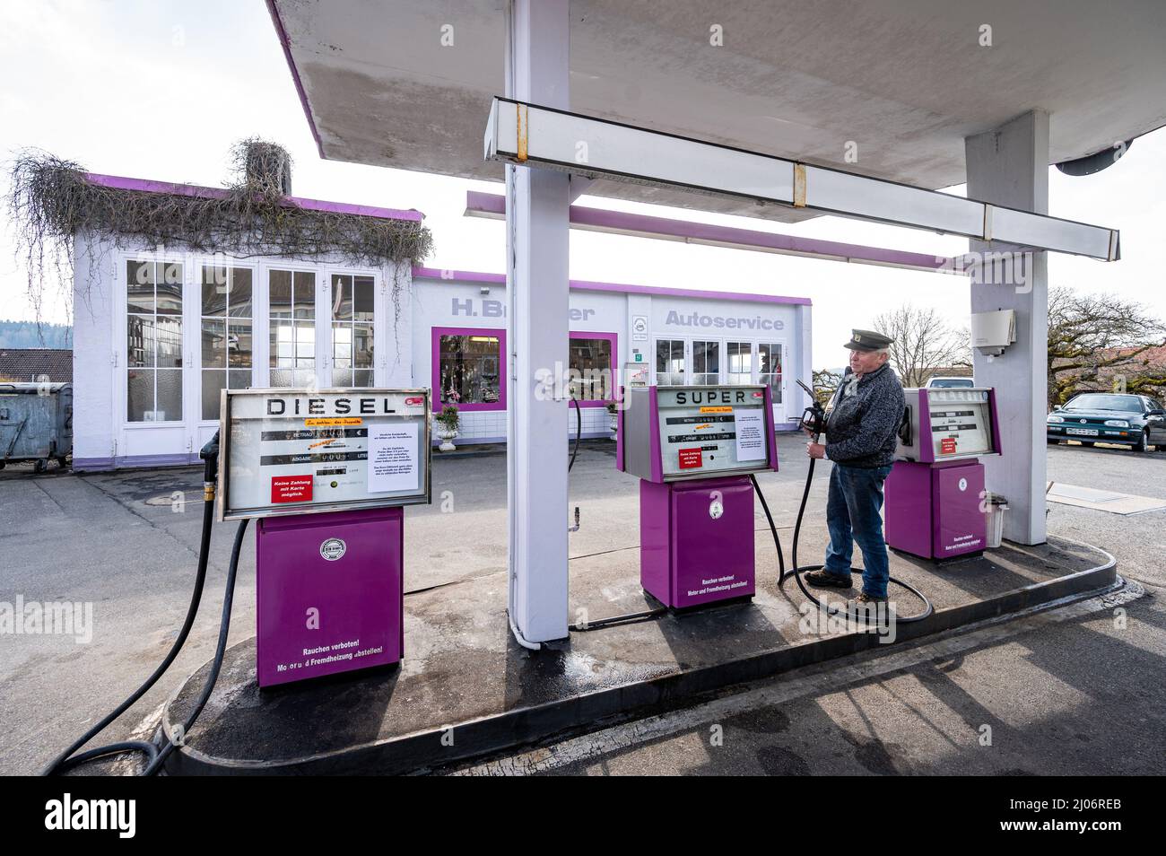 Oberviechtach, Germany. 16th Mar, 2022. Hans Brunner stands at a gas ...