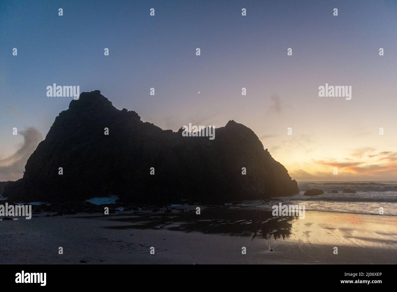 Impression of the keyhole arch rock at Pfeiffer beach around sunset ...