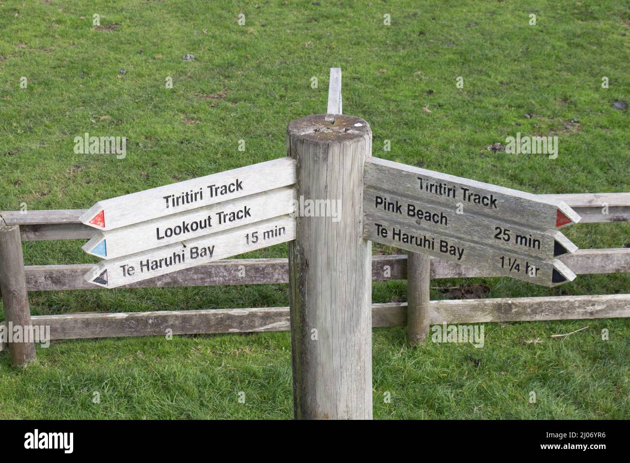 The veiw of wooden track pointer at Shakespear Regional Park, New ...