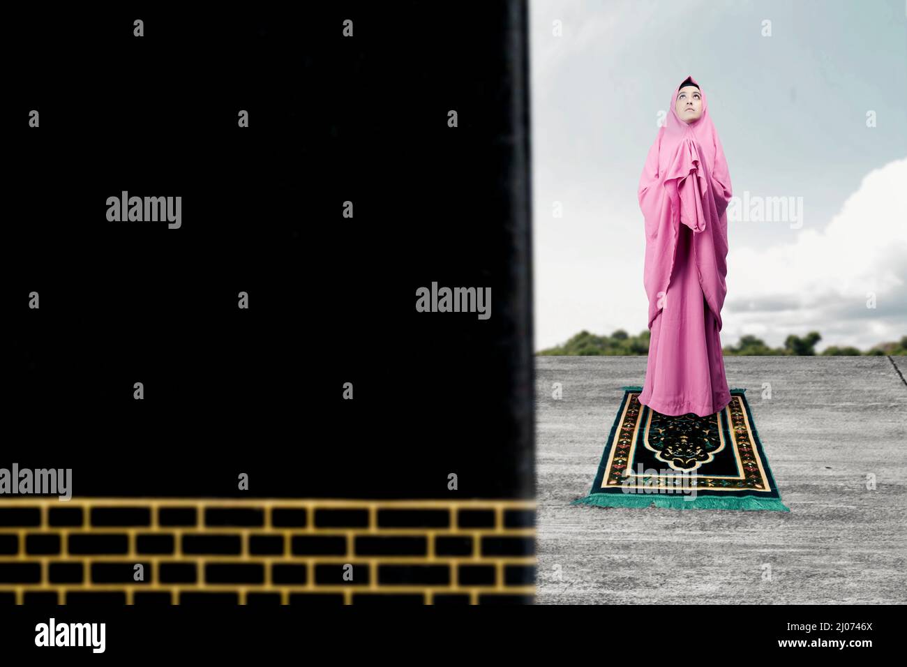 Asian Muslim woman in a veil standing and praying in front of Kaaba ...
