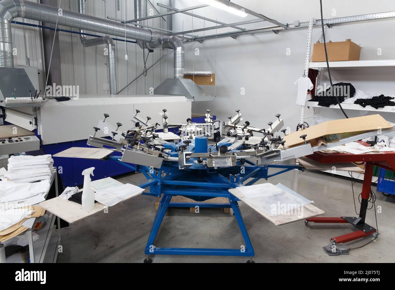 Screen printing machine for applying images by silkscreen printing ...