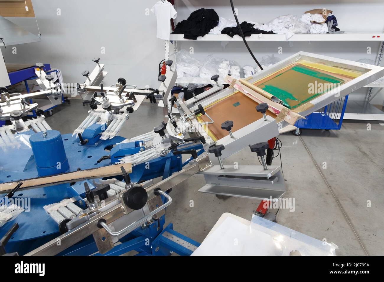 Screen printing machine for applying images by silkscreen printing ...