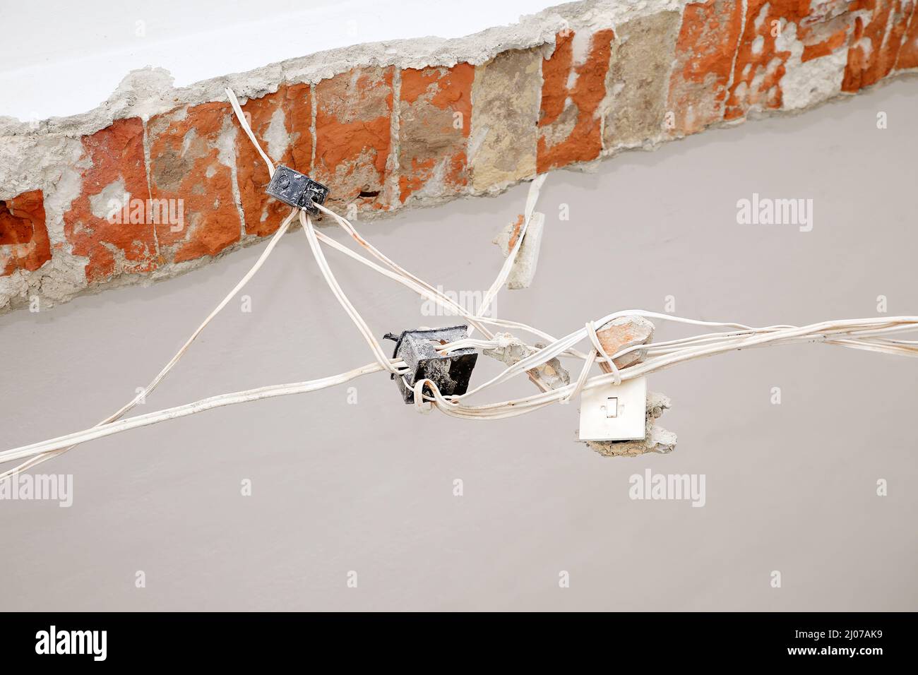 Home repair and renovation. Replacing the eletricity wiring ...