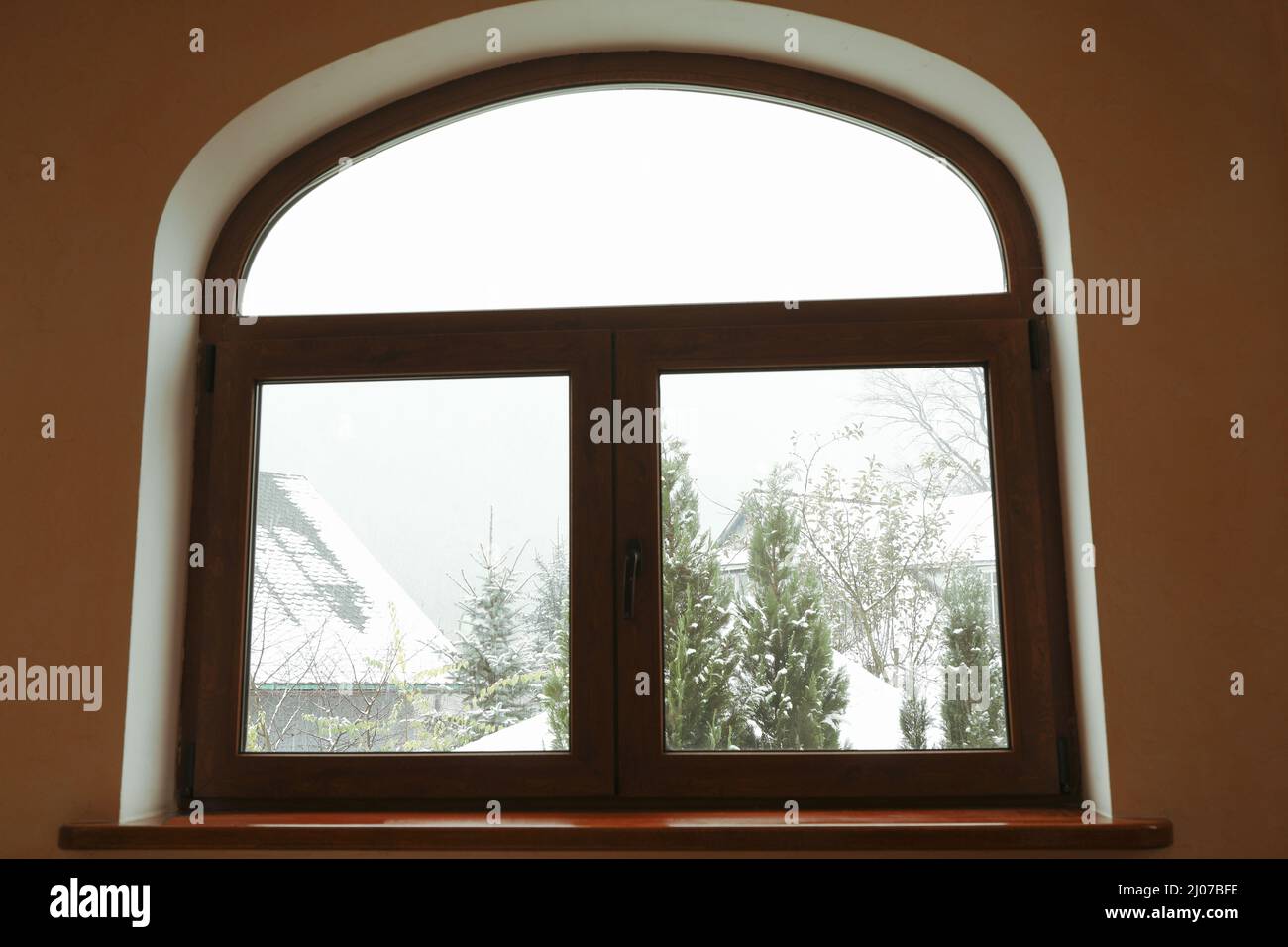 Round window tree house hi-res stock photography and images - Alamy