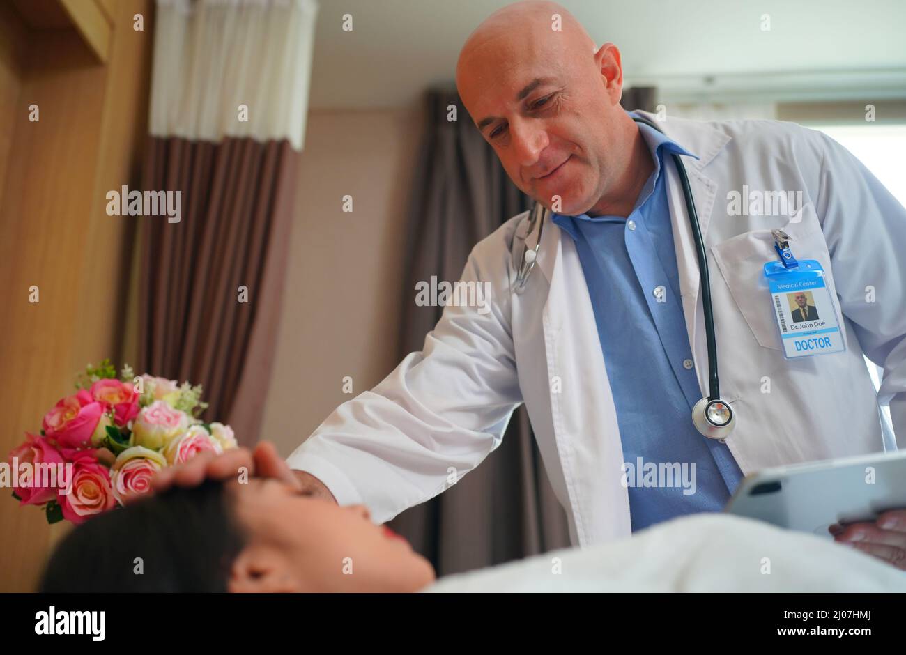Portrait of doctor and patient at hospital Stock Photo - Alamy