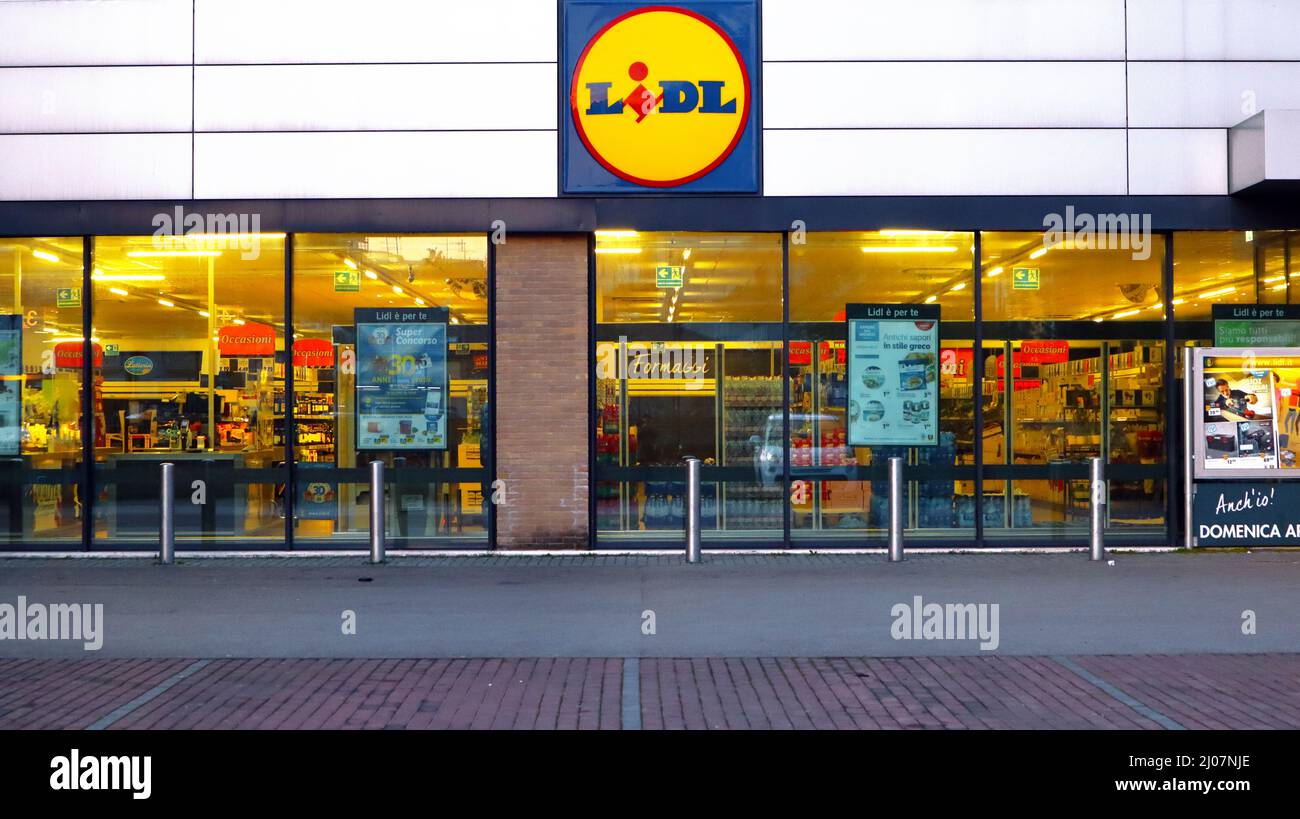 LIDL Supermarket. Lidl is a German supermarket chain Stock Photo - Alamy