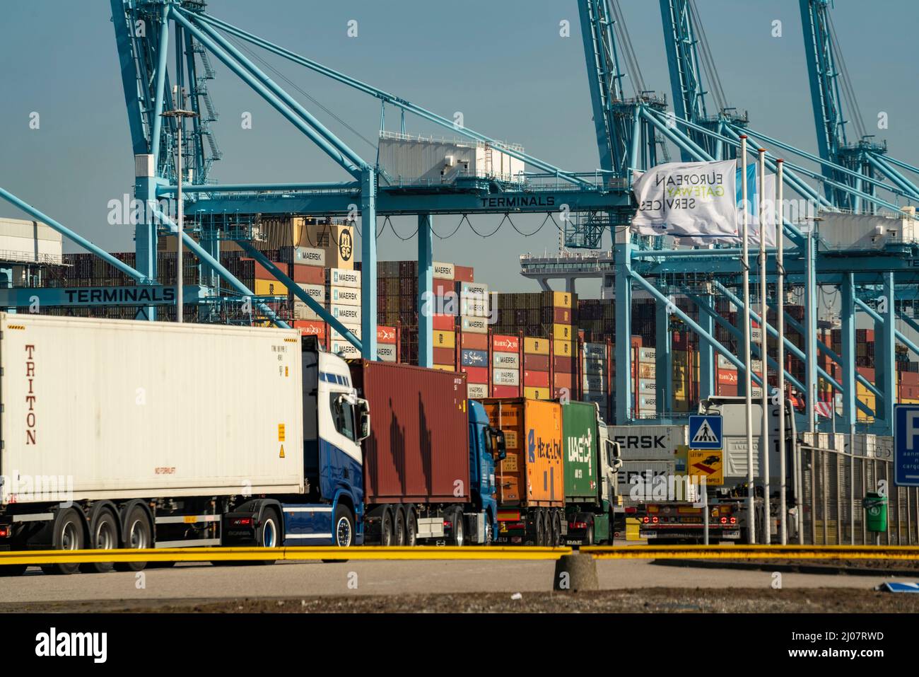 The seaport of Rotterdam, Maasvlakte, access to the Hutchinson Delta 2 ...