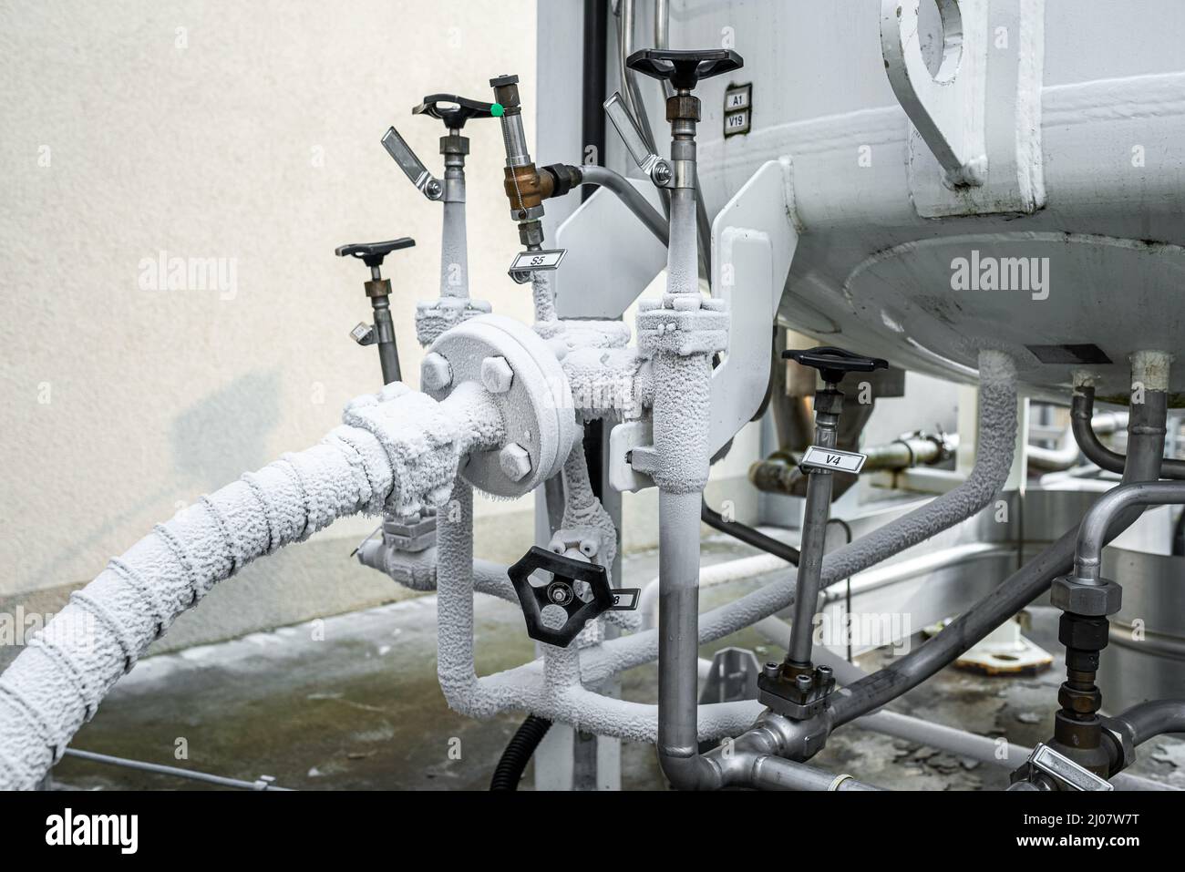 Liquid nitrogen refilling process, chemistry technology background ...