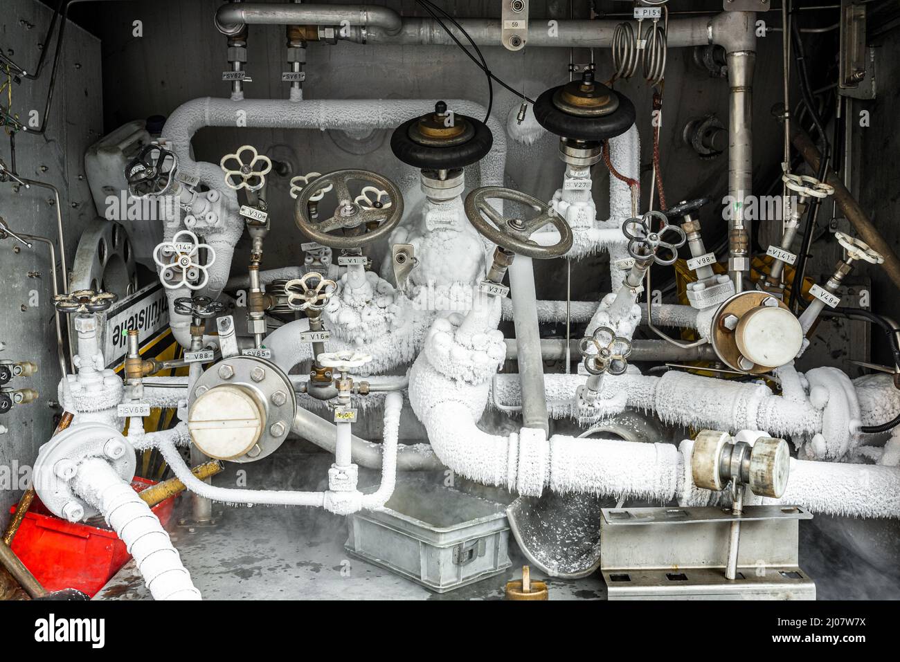 Liquid nitrogen refilling process, chemistry technology background ...