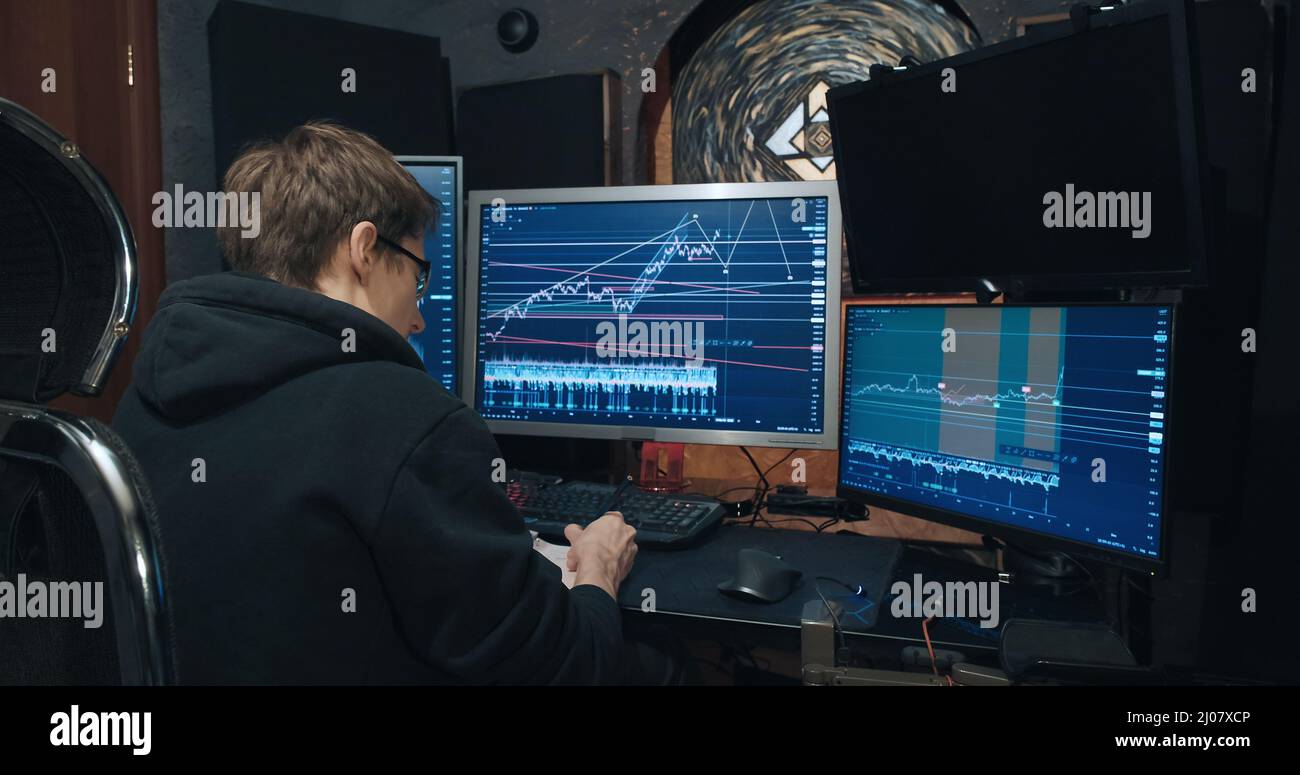 Trader trades on stock exchange hi-res stock photography and images - Alamy