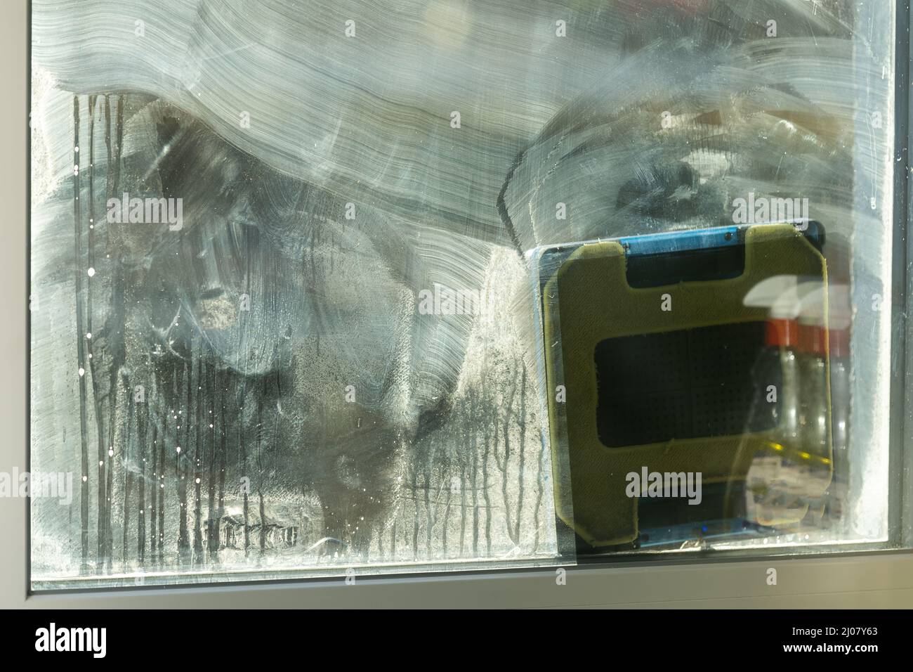 Vacuum cleaner robot cleaning window in high building outdoor Stock ...