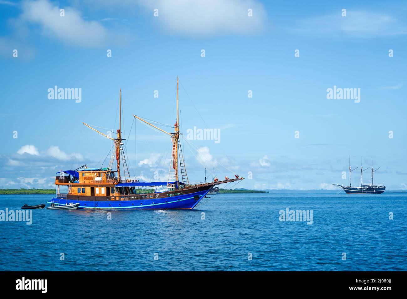 Indonesian Traditional Ship Stock Photo - Alamy