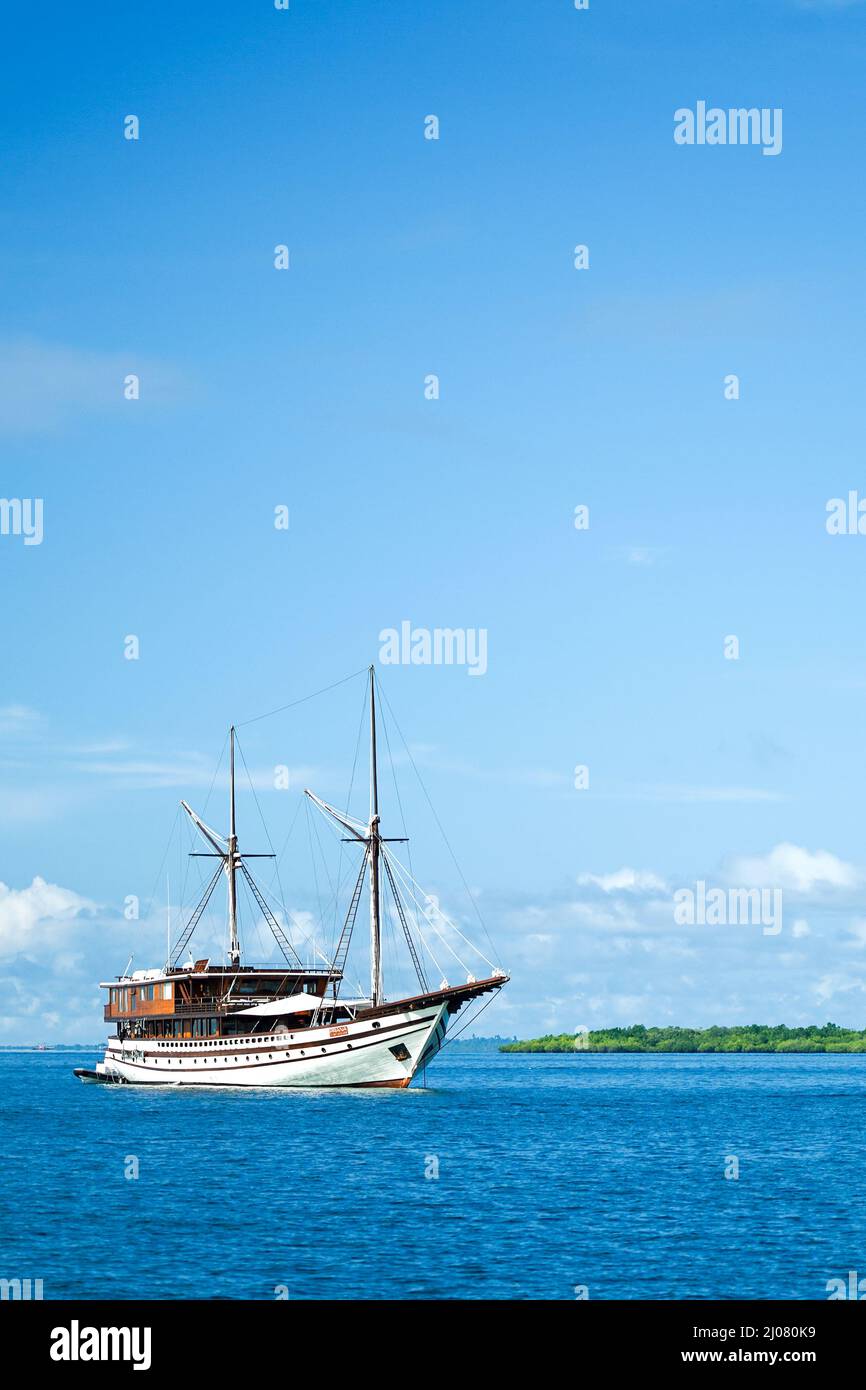 Indonesian Traditional Ship Stock Photo - Alamy