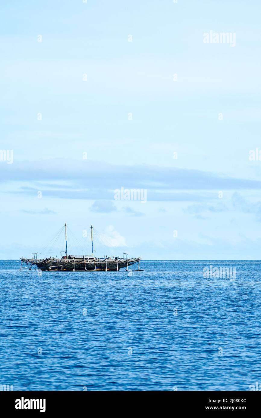 Indonesian traditional ships hi-res stock photography and images - Alamy