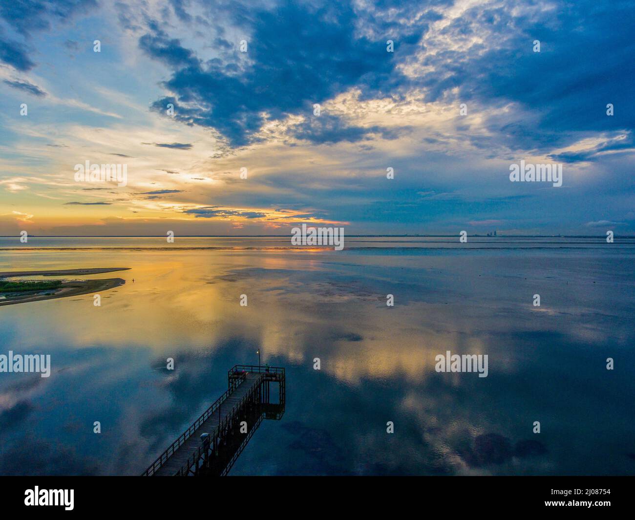 Sunset on the bay at Daphne, Alabama Bayfront park Stock Photo - Alamy