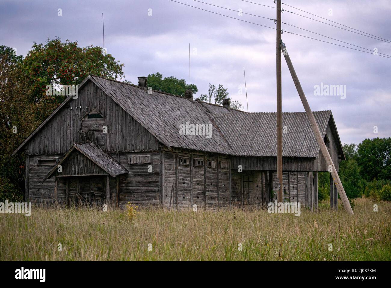Old wooden barn building in the countryside Stock Photo - Alamy